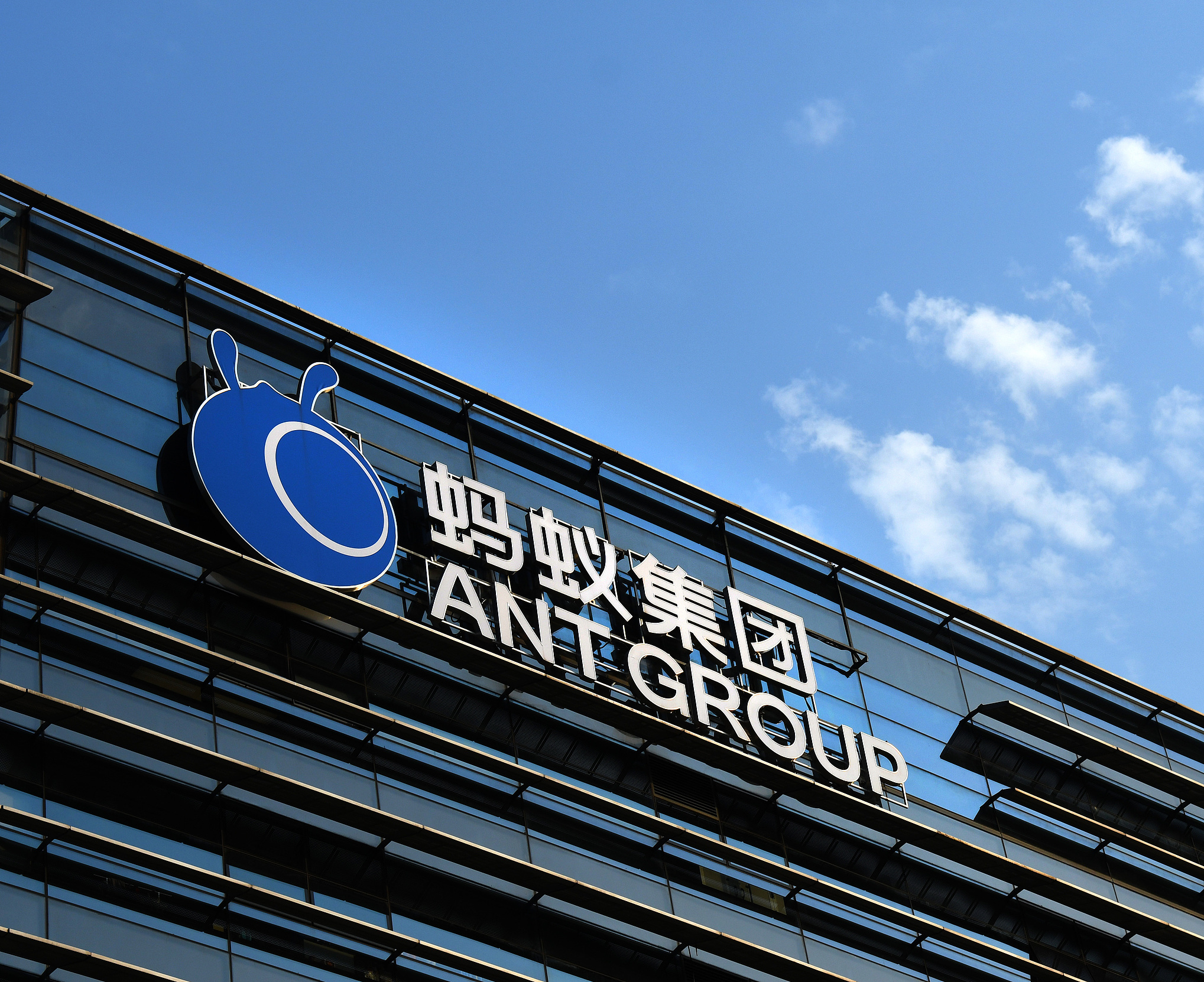 理想i6搭载全新5C磷酸铁锂电池：充电10分钟，续航500km