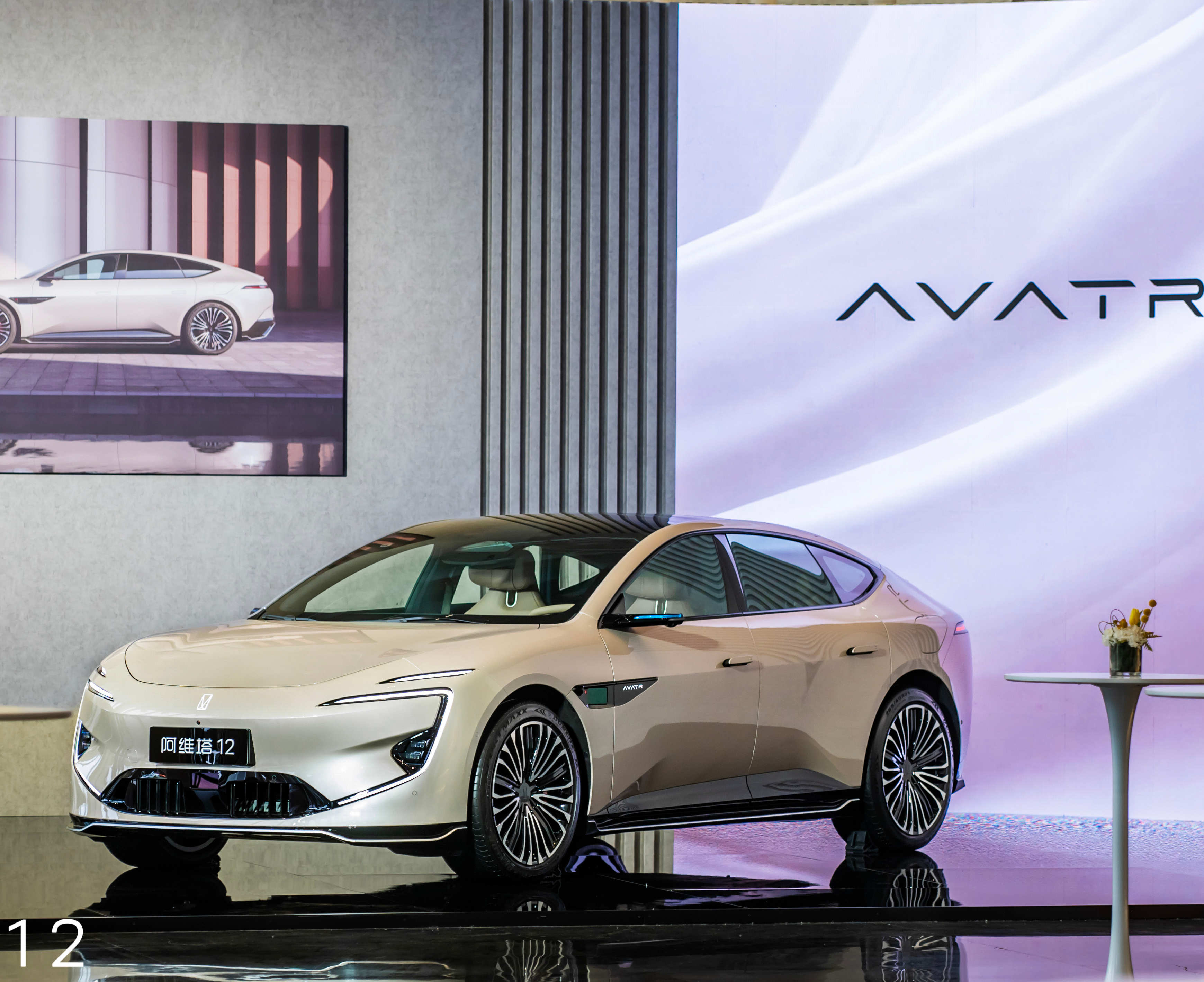 理想i6搭载全新5C磷酸铁锂电池：充电10分钟，续航500km